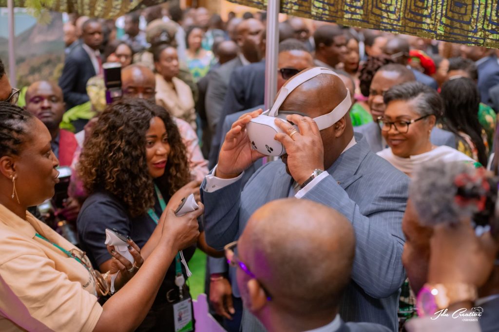 RDC : Félix Tshisekedi visite le stand de WCS au Festival Mondial de la ...