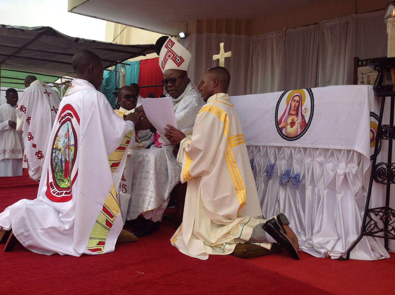 Bukavu : 25 ans de sacerdoce pour Mgr Mushosho et l'ordination de 11 ...